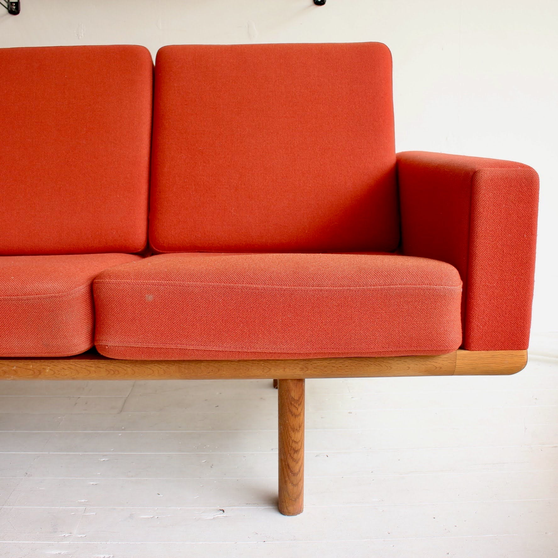 Hans Wegner sofa lounge Model GE236/4 – Juliet's Balcony